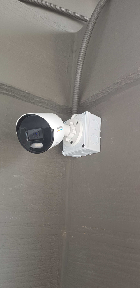 Kuzatuv Kameralar va wf 4 routor monitor