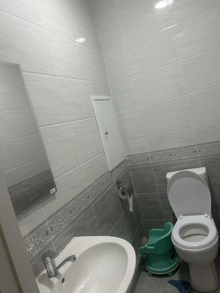3 xonali uyning 1 xonasi beriladi qizlaga