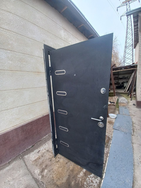 Эшик б, у сотилади холати яхши. Продаётса двер.
