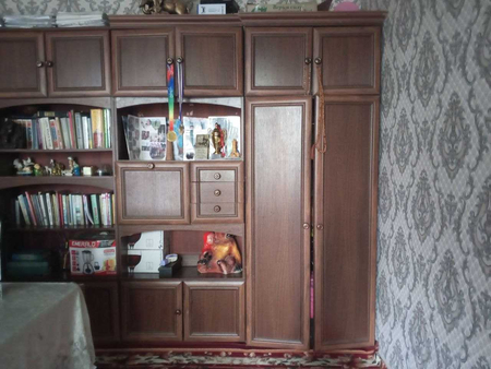 Мебель стенка не новая но в хорошем качестве. Материал хороший.