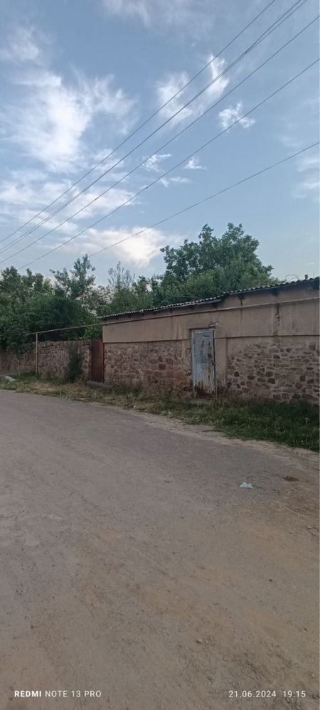 Срочно участок + дом г. Ангрен 5,5 сотки фасад 35м угловой