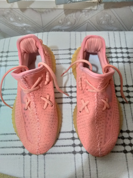 Продаются кроссовки Yeezy 36 размер.