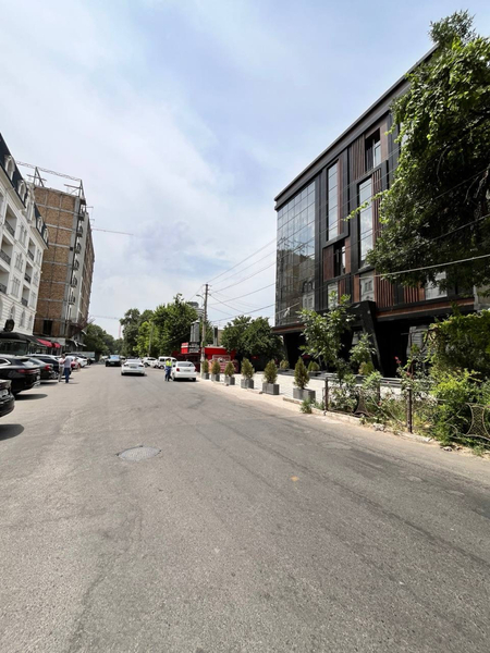 Евро здание 4+1этажей 5соток 2400кв.м в состоянии коробка срочно
