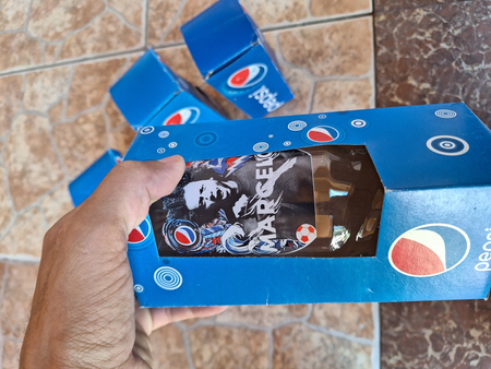 5 ta bakal futbolchilar surati tushirilgan pepsi Brendi ostida