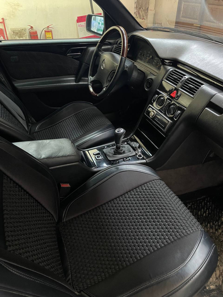 MercedesBenz  210