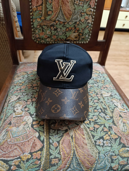 Продам бейсболка мужскую Louis vuitton,Франция ,оригинал,недорого