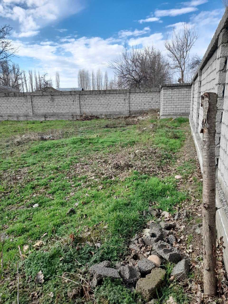 В загородном месте земля для дома , возле речки.