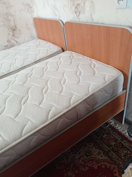 Продаются 2 кровати + комод