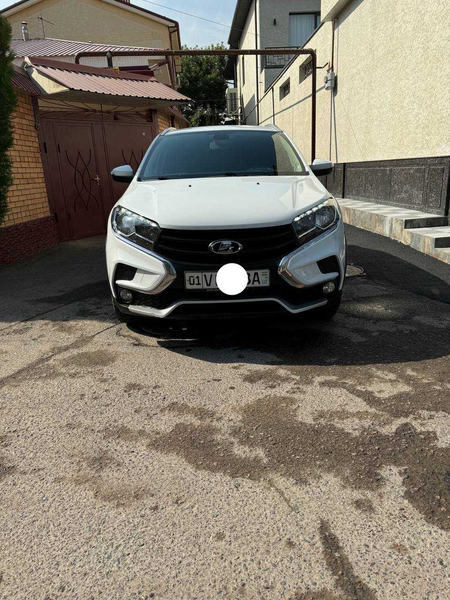 Машина lada Xray Cross