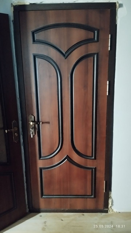 3 ta yorma eshik 1 ta adinarniy eshik sotiladi puli 1mln 600 ming som