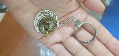 Вращающийся брелок биткоин криптовалюта