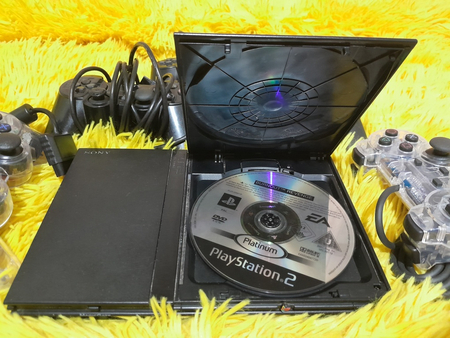 Assalom alekum ps 2 sotiladi Playstation 2  5ta jostik bilan birga