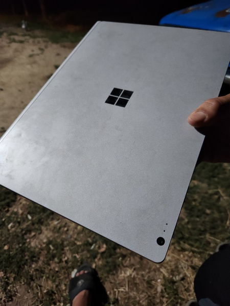 Kompyuter sotiladi Microsoft SurfaceBook