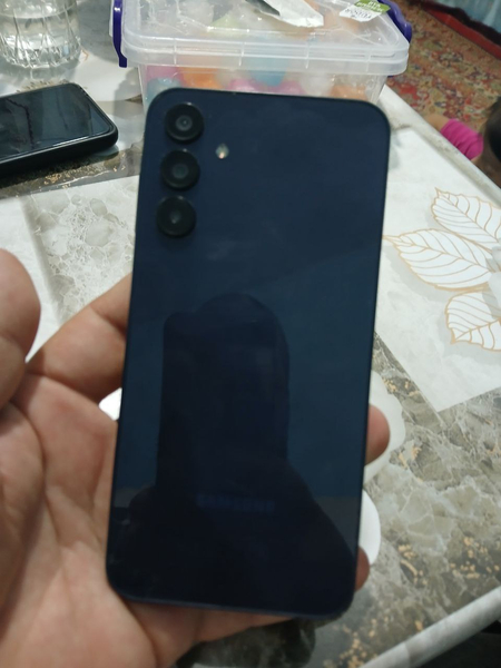 Samsung a 15 ekran shishasi azgina singan 3 oy ishlatilgan holati zo\\\'r