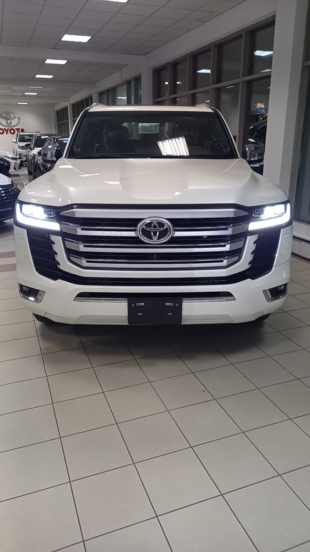 Toyota Land Cruiser 300 full options 2024 год