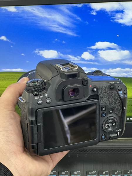 Canon EOS 77D 18-55mm STM