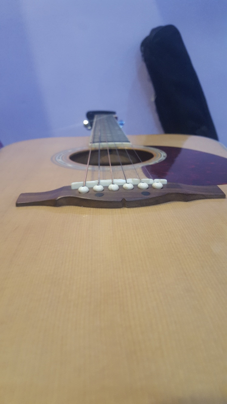 srochna gitara sotiladi