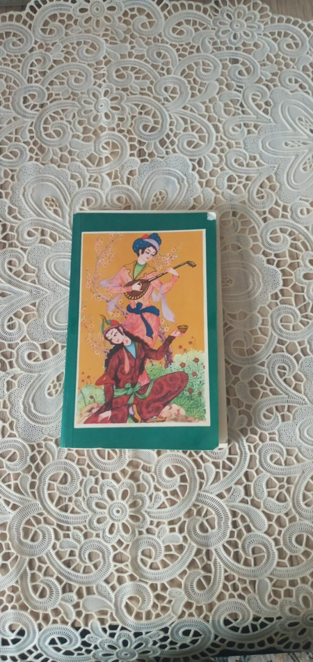 Продаётся старые книги каждая одна книга миллион сум