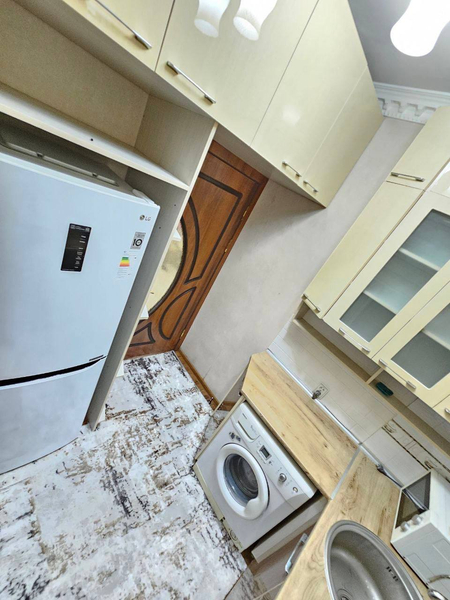 .Продам 3комнатную 3этаж 65м2 абсолютно новый евроремонт с мебельтехни