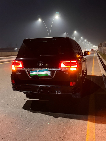 Toyota Land Cruiser LC200 v8
