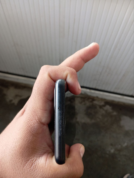 Samsung galaxi a12 4/64 xolati alo faqat uzim ishlatganman aybi yuq