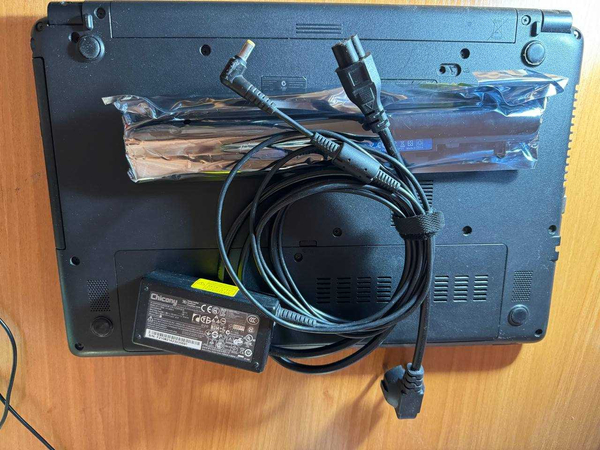 Ноутбук Acer E1-572G в рабочем состоянии