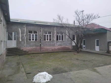 Uchastka, 5 hona uyi bilan sotiladi