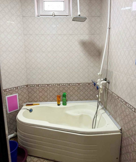 6 hammomda srochna 2 xonali uy ijaraga beriladi narxi 300 y. e.