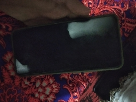 Redmi 1+A ayol kishi tutgan