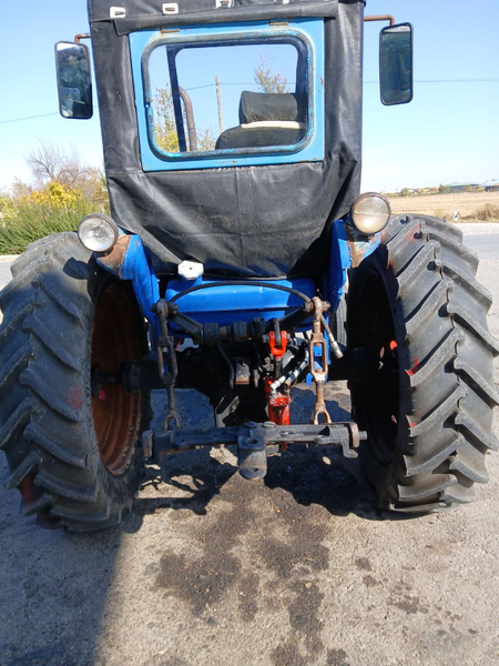 Traktor sotiladi