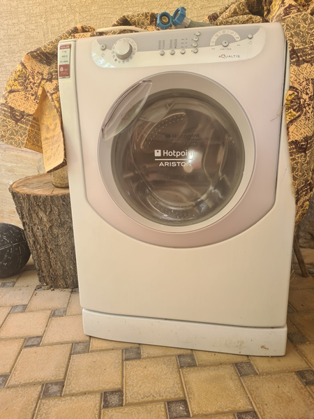 Стиральная машина Ariston. Срочно продам на запчасти