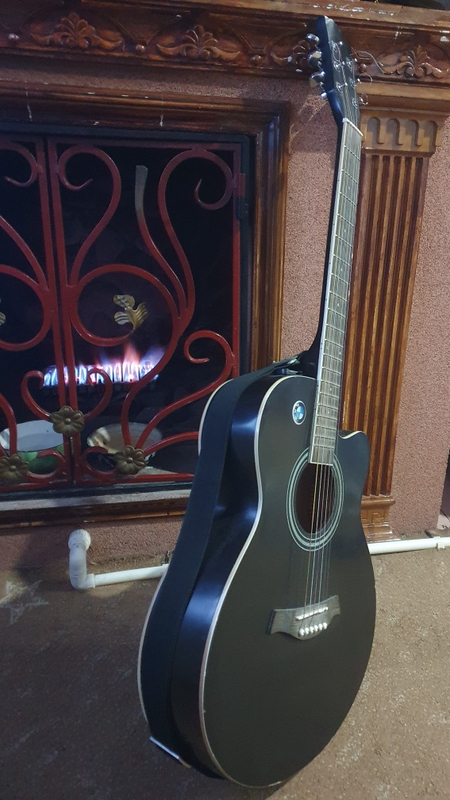 Gitara Fender Sotiladi  kelishsa bo\\\'ladi murojat uchun tel yoki sms