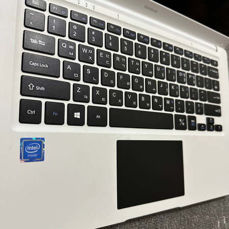Compaq iMUZ notebuk 4/256ssd