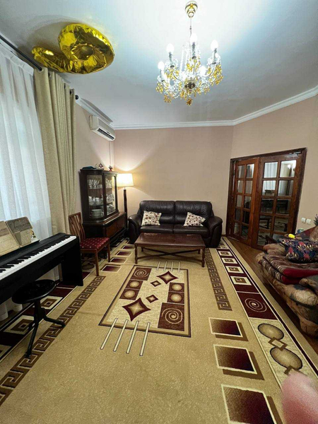 Улица Оккурган. Продам отличную 4комнатную квартиру на 1этаже. 1линия.