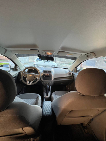 Kobilt 2024 yil avtomat oq rang 700 km prabeg kraska toza 12700$