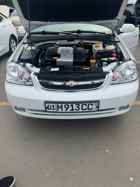 Lasetti 1.8 sotiladi