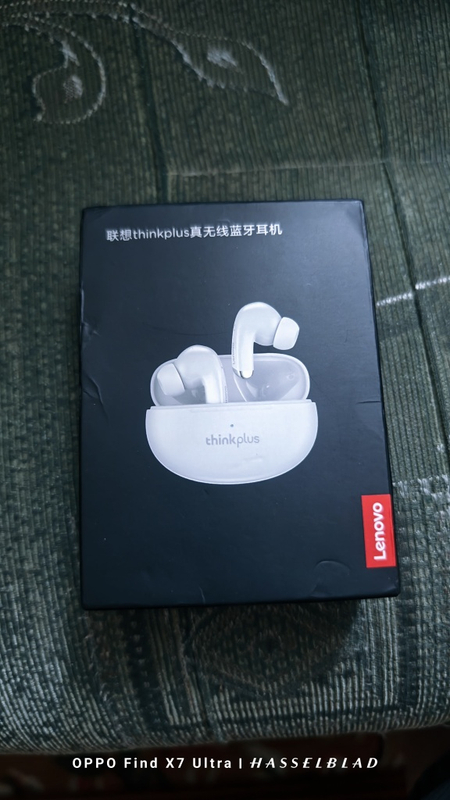 Беспроводной наушник от фирмы Lenovo