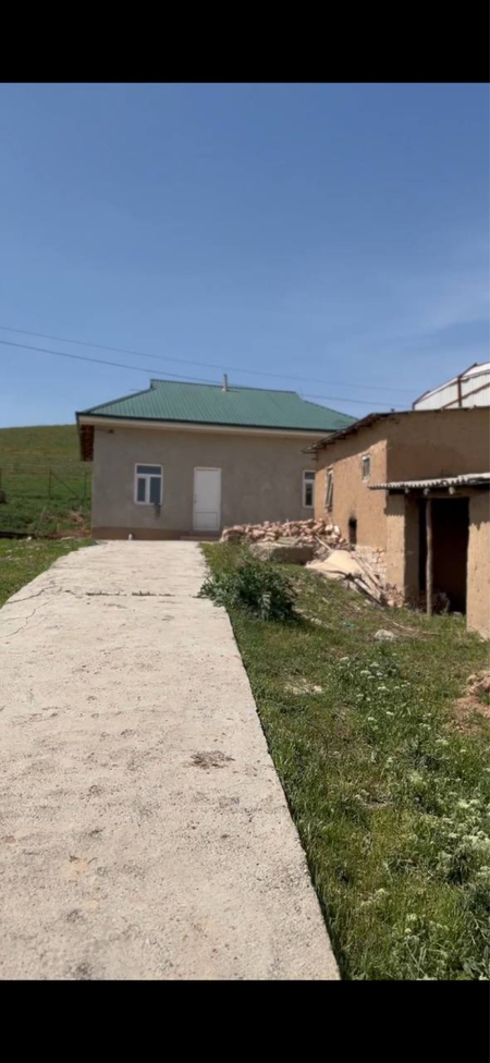 Qibray mauskida xovli sotladi 8 sotiq 2 ta yashash xonasi bor
