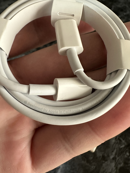 Adapter, magsafe zaryadnik va lightning kabel sotiladi
