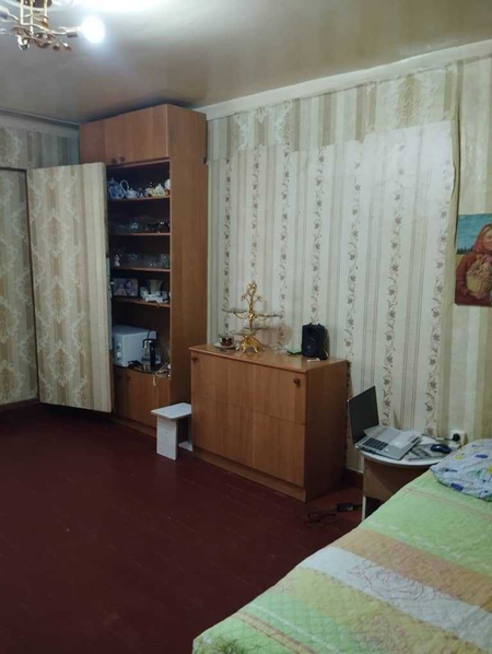 Продается двухкомнатная квартира в зеленом районе с айваном.