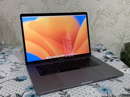 Apple Macbook Pro 15 inch 2018 intel core i7 512gb SSD 16gb RAM