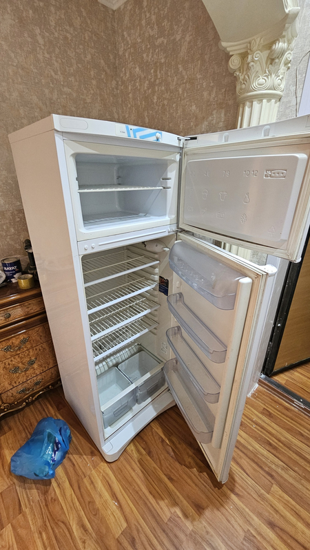 Холодильник Indesit
