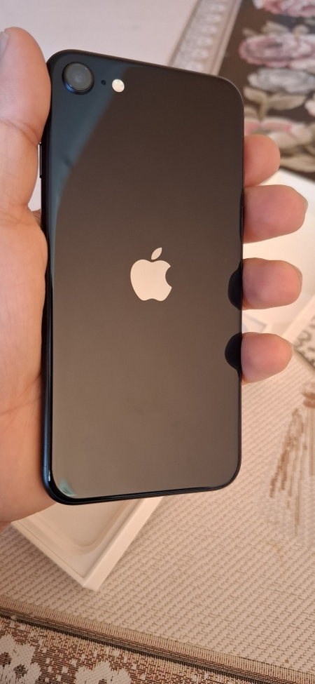 Iphone SE sotiladi