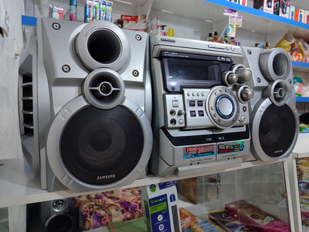 Samsung musiqiy sentr xolati zoʻr 
Aux .disk .radio ishleydi.
Pulti yu
