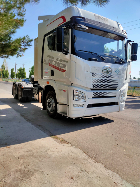 Тягач FAW J6P 6X4 CNG Arenda s Vikup
