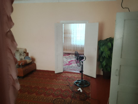 Ховли уй сотилади янгийулда 6 сотик  6 хона 2 та кухня