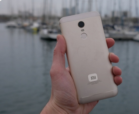 Redmi 5 32/3 sotiladi xolati edeal qotmaydi