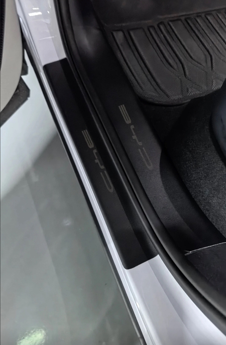 Защитная наклейка на пороги BYD