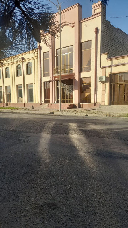 Jomboy shahrining markazida ikki qavatli+ padval jami 300metr kvadrat