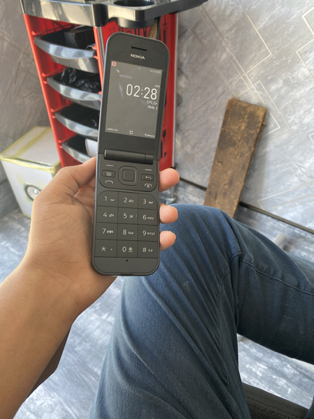 Nokia 2720 Flip rangi qora